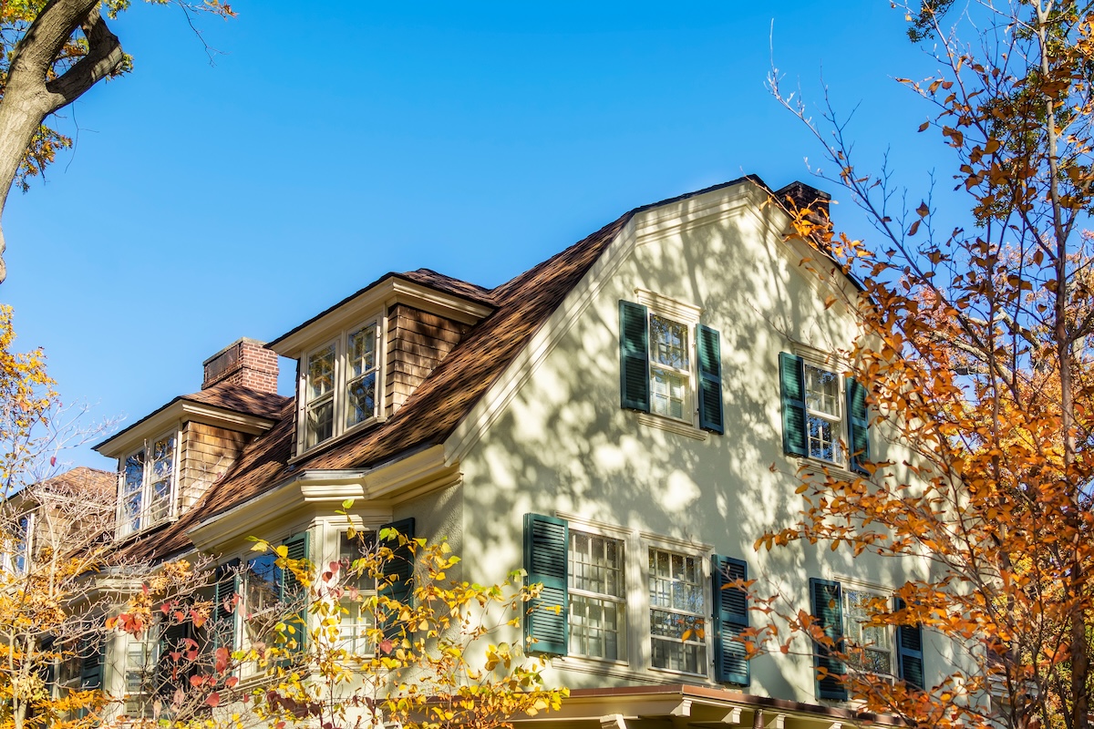 Gambrel Roof: Traditional Barn Style Explained (2025)